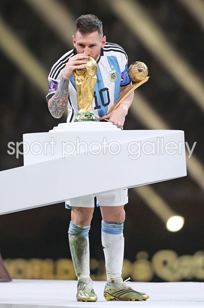 Lionel Messi Argentina Kisses World Cup Trophy Qatar 2022 Images